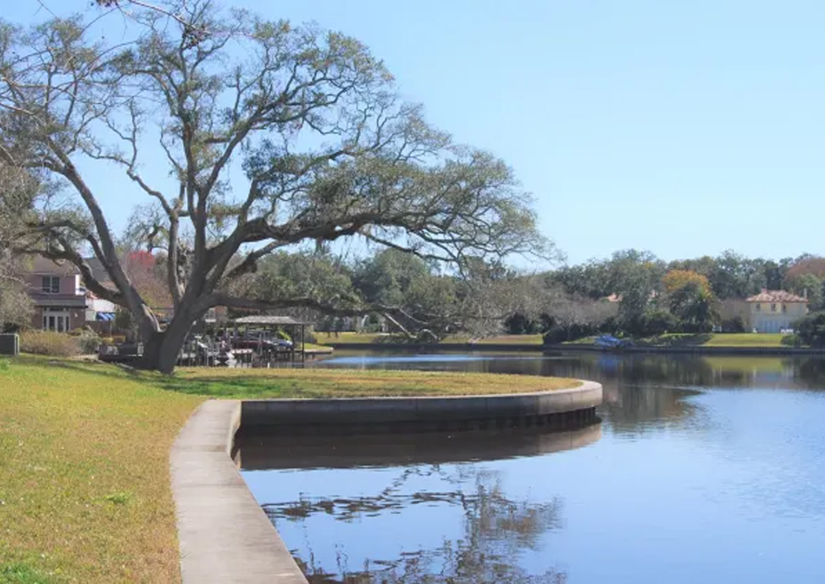 Encuentran el cuerpo de una mujer flotando en Marco Lake